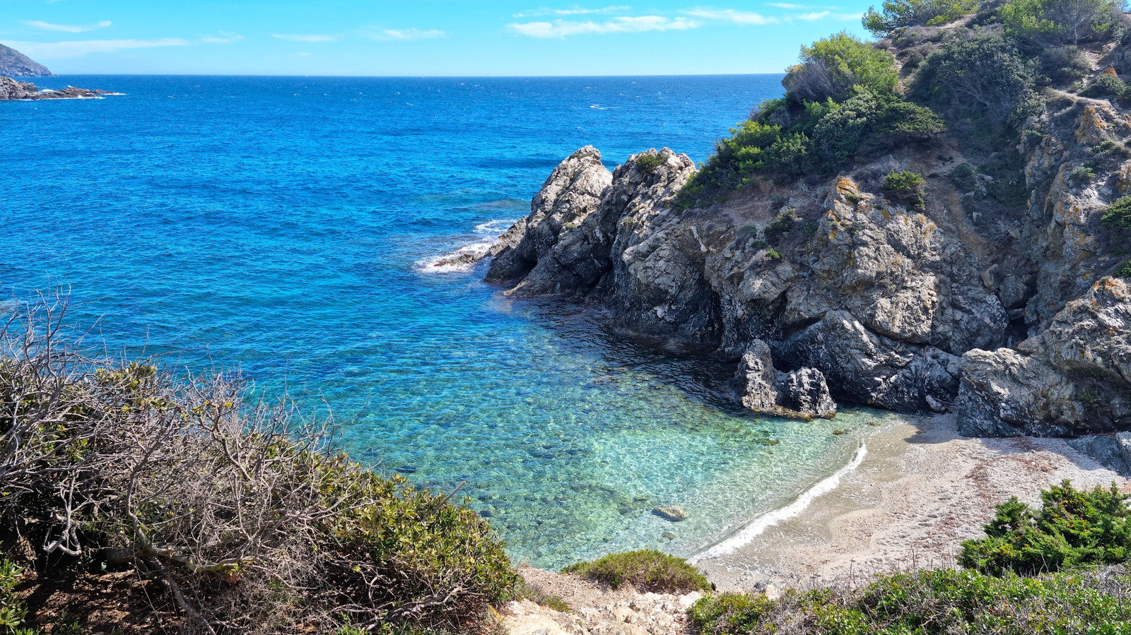 La magnifique île idyllique sans voiture de France possède des criques ...